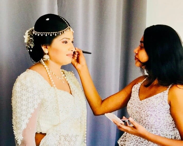 Hoe Peshala Madhumali haar eigen schoonheidssalon begon - Sampath ...